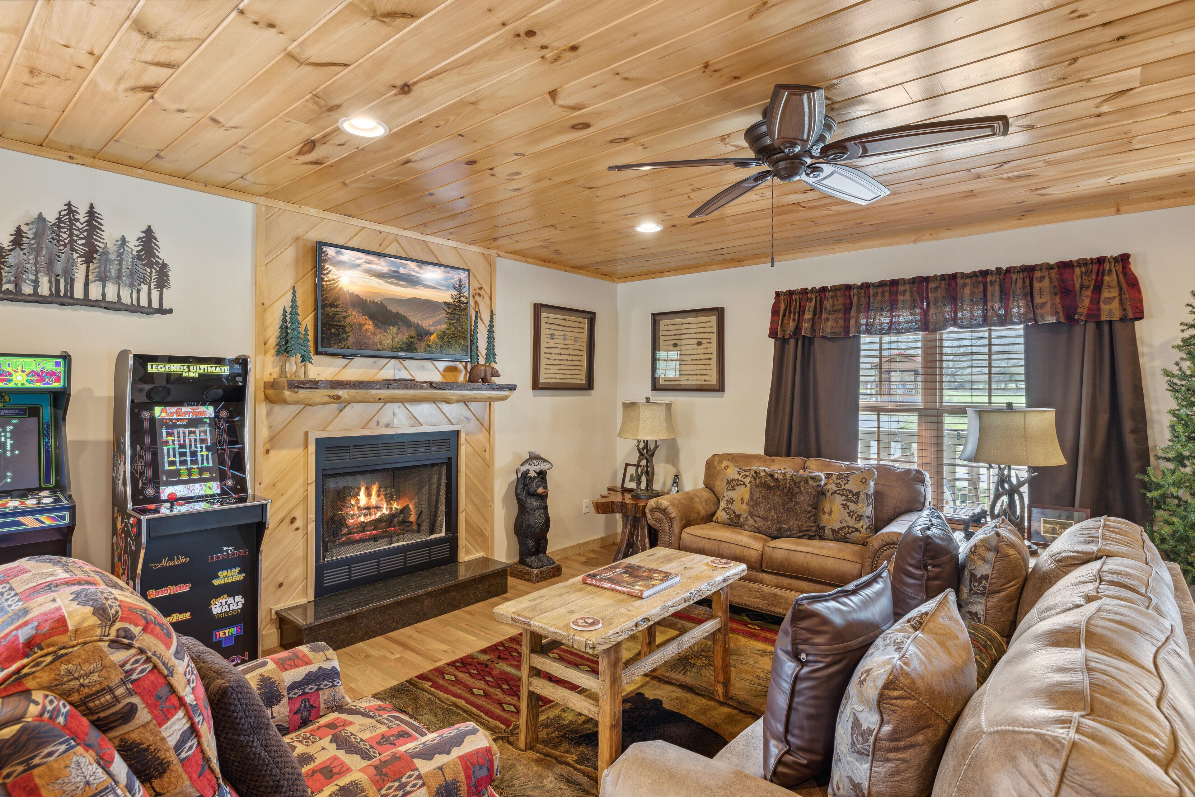 New 1br/1ba The Bear Stop Flat Paved Access Wears Valley Hot Tub Wifi Pool Table - Wears Valley, TN