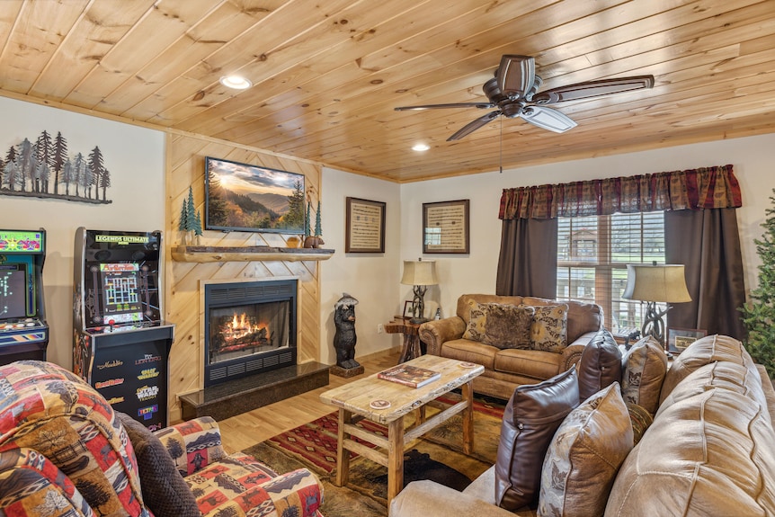 New 1br/1ba The Bear Stop Flat Paved Access Wears Valley Hot Tub Wifi Pool Table - Wears Valley, TN