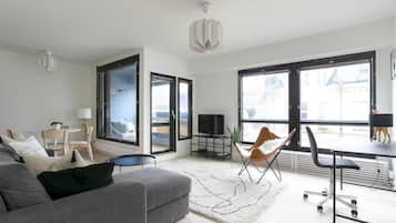 Apartamento premium | Área de estar | TV 36 polegadas com canais a cabo