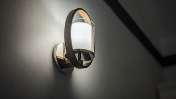 Uma luminária de parede com estrutura de madeira e cúpula de vidro retangular.