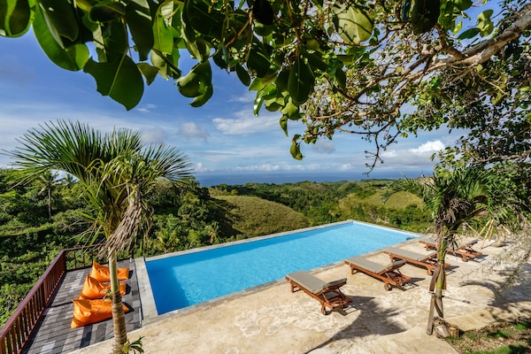 Piscina exterior, espreguiçadeiras