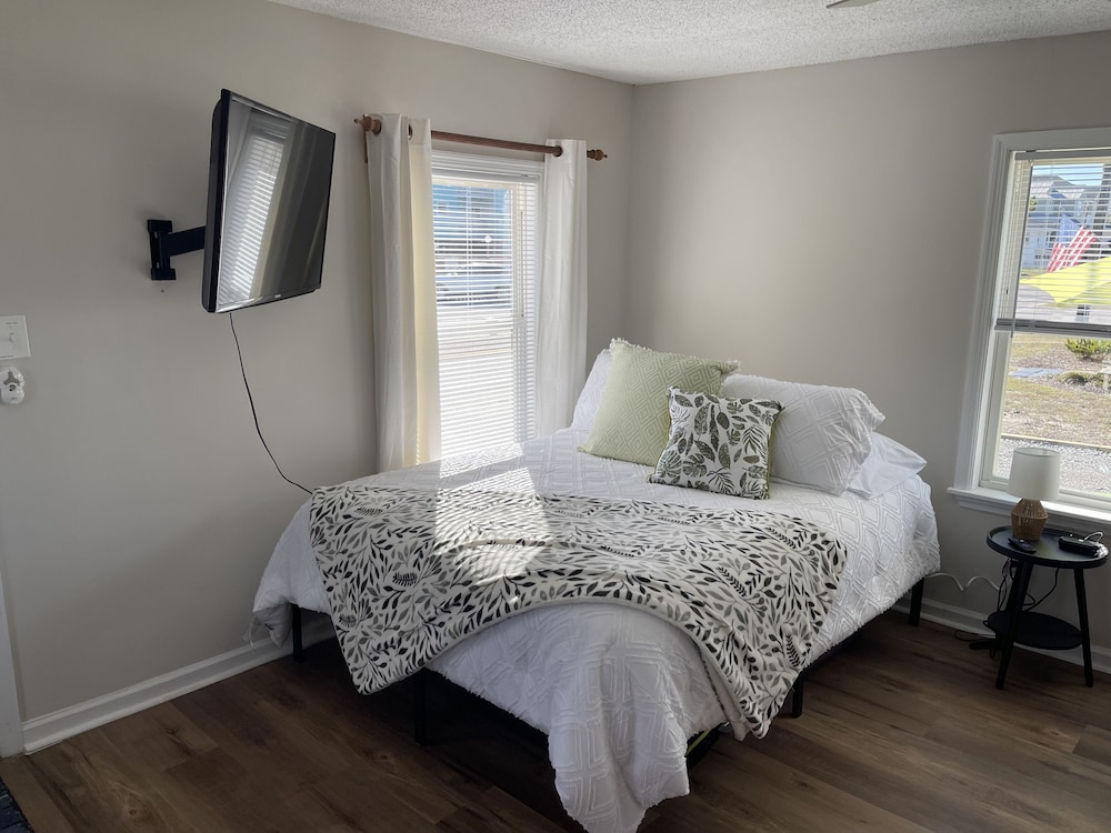 Cozy Historical Studio Just Steps From Beach Access! Newly Renovated - Southport, NC