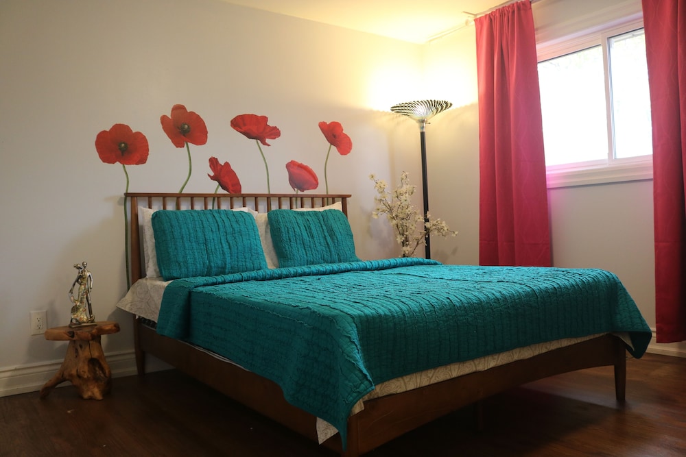 Cheerful 3br & 1.5ba Bungalow With Free Parking Close To Airport - Toronto