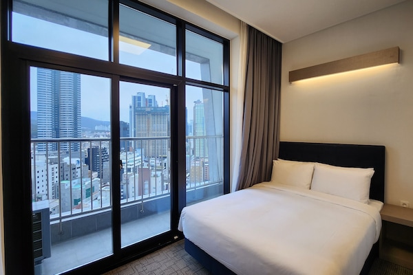 Secretária, secretária adequada para computadores portáteis