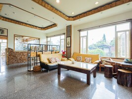 Uma sala de estar espaçosa com um banco de madeira, um sofá e uma mesa de centro.
