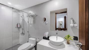 Quarto Duplo Standard | Casa de banho | Um polibã, artigos de higiene pessoal grátis, um secador de cabelo