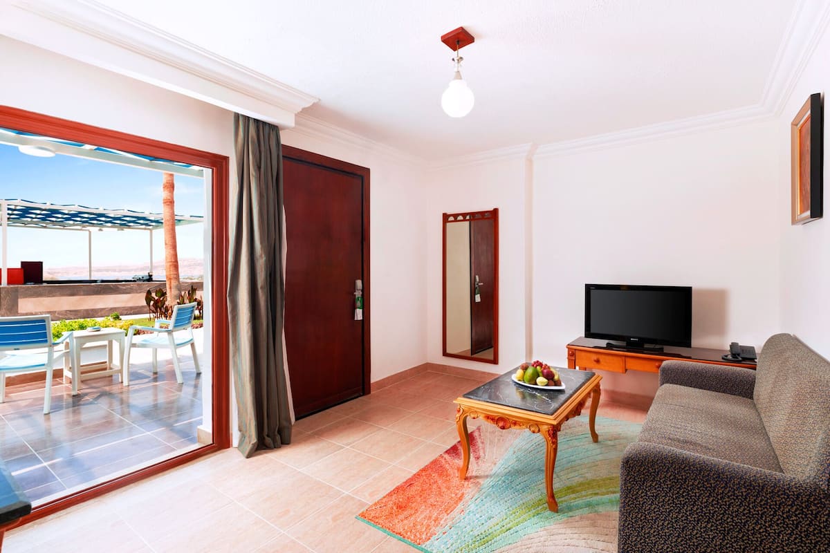 Deluxe Family Room | Frigobar, cofres nos quartos, cortinas blackout, quartos à prova de som