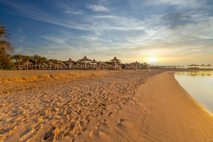 Uma praia privada, praia de areia branca, espreguiçadeiras