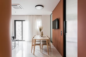 Apartamento Deluxe | Sala de estar | Smart TV de 43 de polegadas com canais digitais, televisor, Netflix 