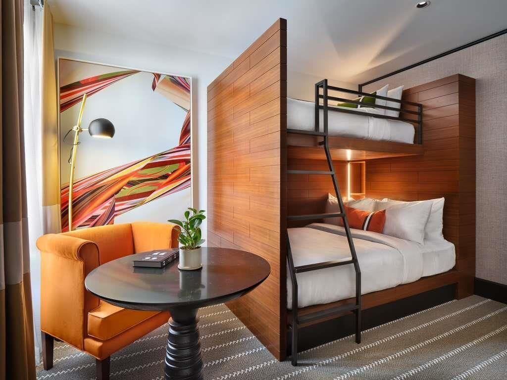 Quarto (Bunk Bed) | Cofre no quarto, secretária 