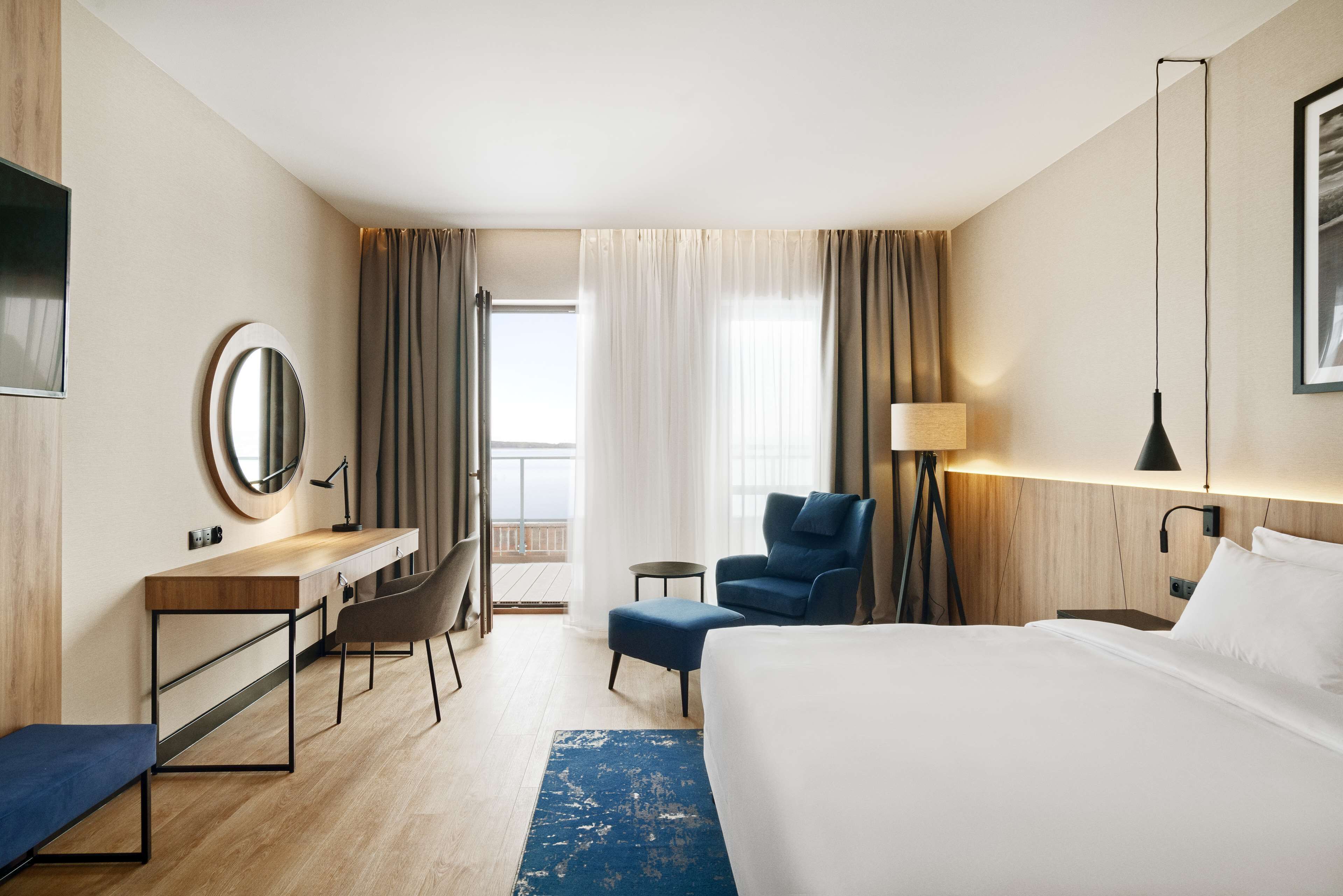 Quarto premium, para não fumantes, vista para o lago | Frigobar, cofres nos quartos, cortinas blackout