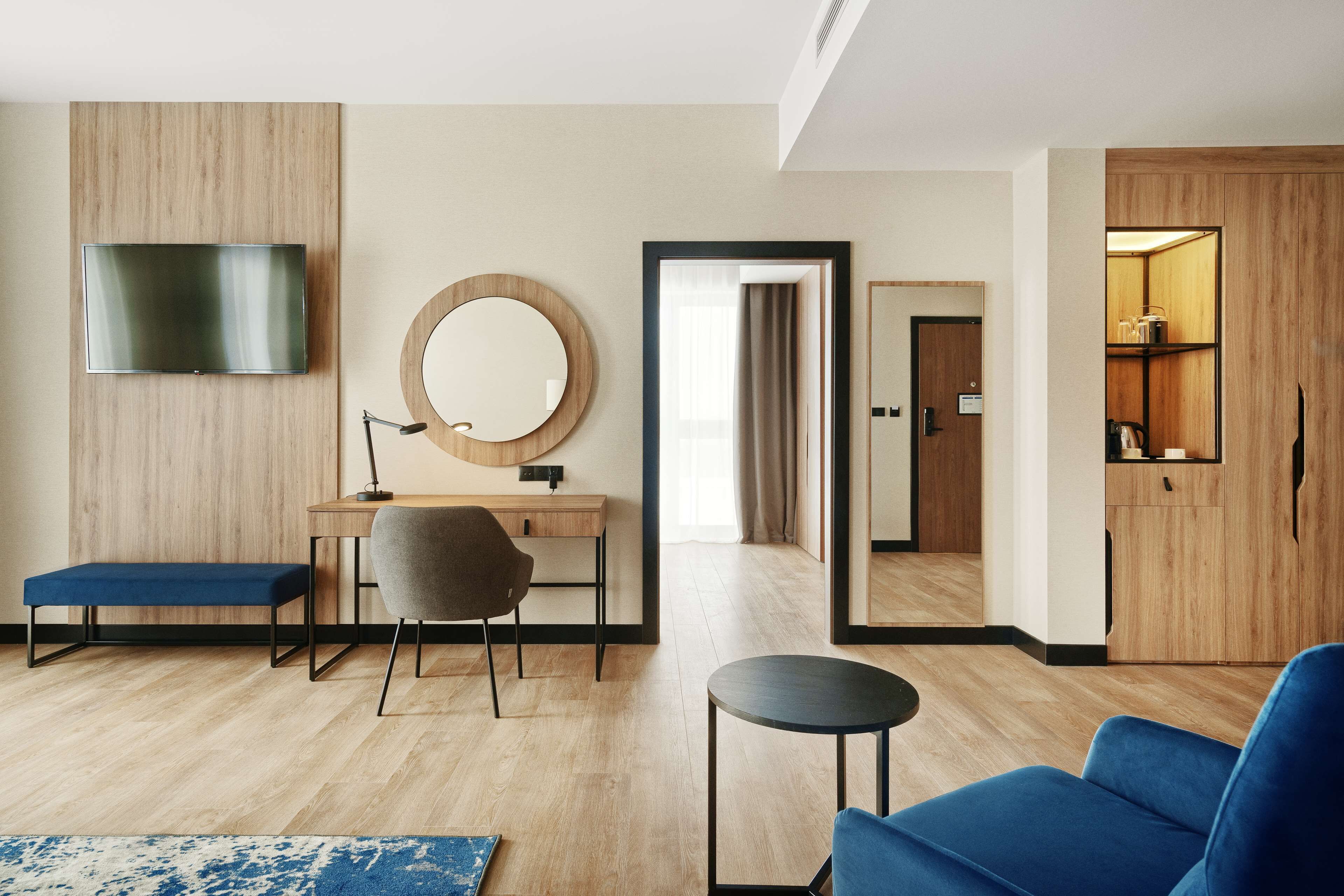 Suíte, para não fumantes | Frigobar, cofres nos quartos, cortinas blackout