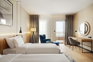 Quarto premium, para não fumantes, vista para o lago | Frigobar, cofres nos quartos, cortinas blackout