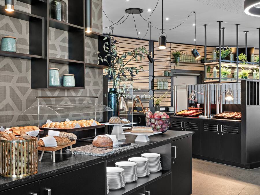 Café da manhã com buffet todos os dias (EUR 18 por pessoa)