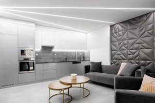 Apartamento superior, 1 quarto | Cozinha privada | Geladeira, micro-ondas, fogão, cooktop