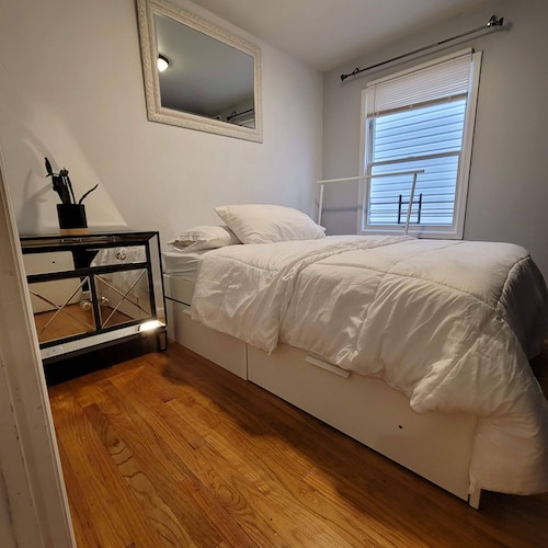 20 Minutes Away From Ny!!  5 Queen Beds,   Private Place ! - Long Island, NY