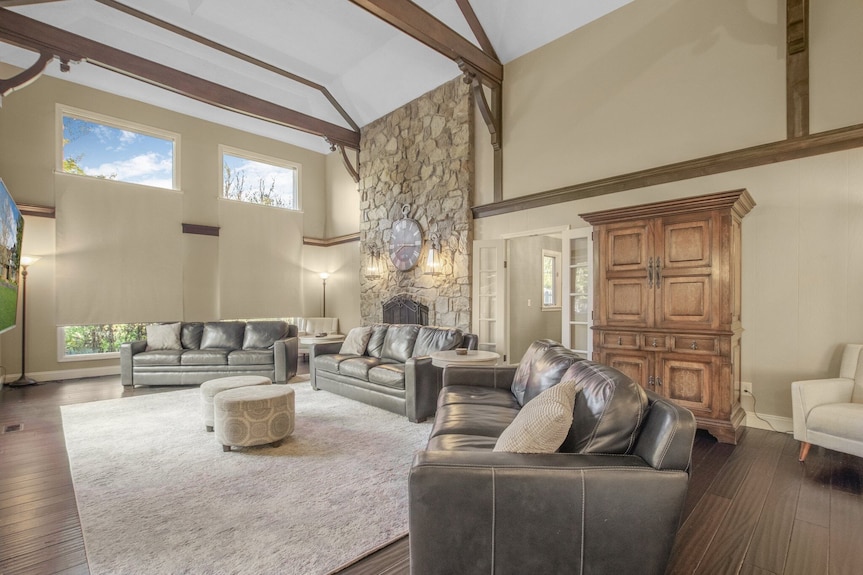 Amazing Spacious Luxurious Home - Sleeps Up To 16! - Eagle Creek, IN