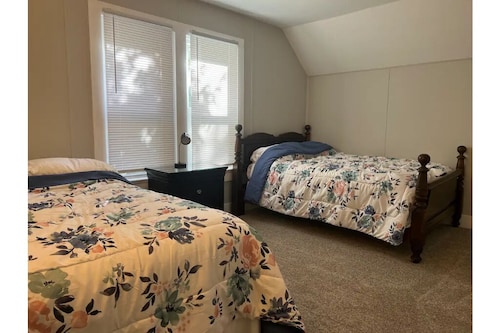 Beautifully Renovated Home Minutes From Downtown! - Fort Wayne, IN