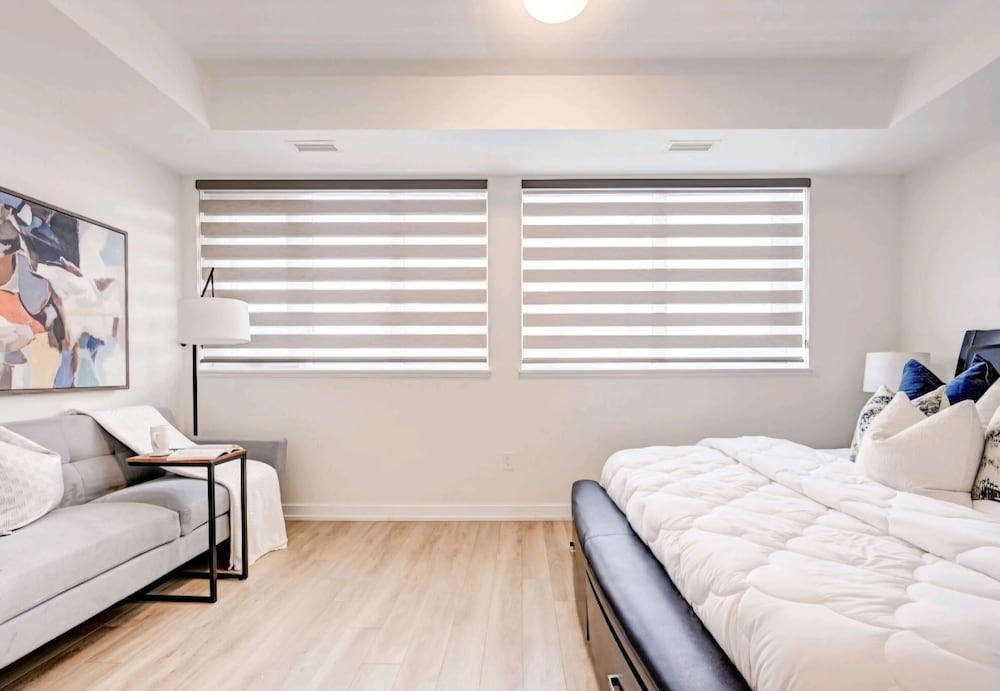 Luxurious Large And Stylish Townhome With Ev Parking - 