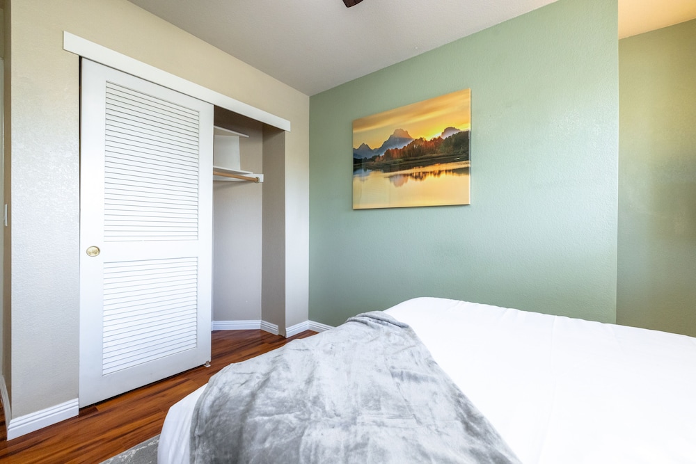 Cheerful 4br Home W/ Washer & Dryer + Fireplace - West Sacramento, CA