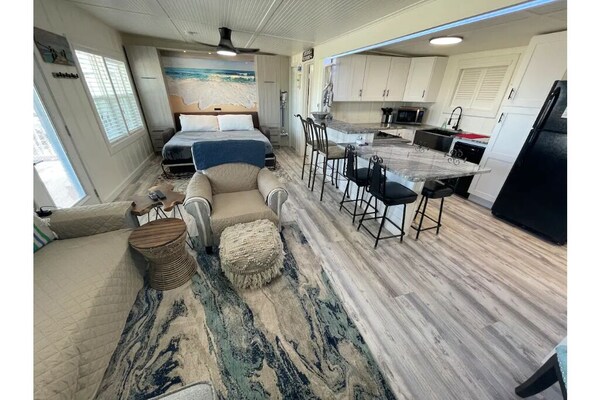 Walking Distance To The Beach, Deck, King Bed - Freeport, TX