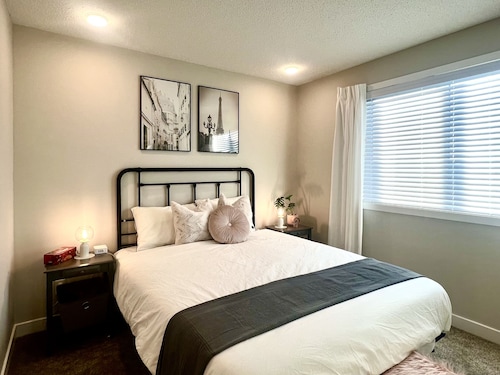 New End Unit Townhouse, Garage,19mins To Dt - Calgary