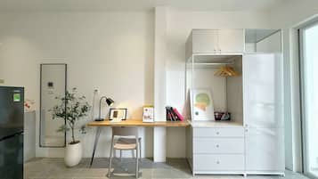 Quarto Duplo Standard | Com decoração personalizada, com mobília individualizada, secretária