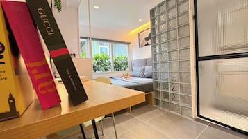 Quarto Duplo Standard | Com decoração personalizada, com mobília individualizada, secretária