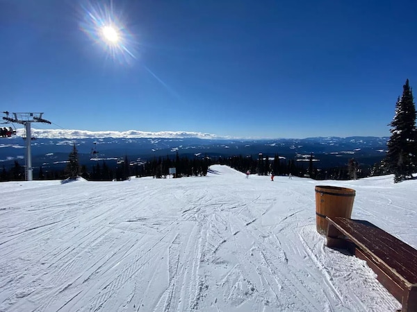 Stunning 4br Chalet With Pool Table Hot Tub & More - Breathtaking Views - Big White Ski Resort, BC