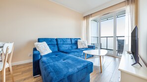 Apartamento (70 with sea view) | Sala de estar | TV de ecrã plano 