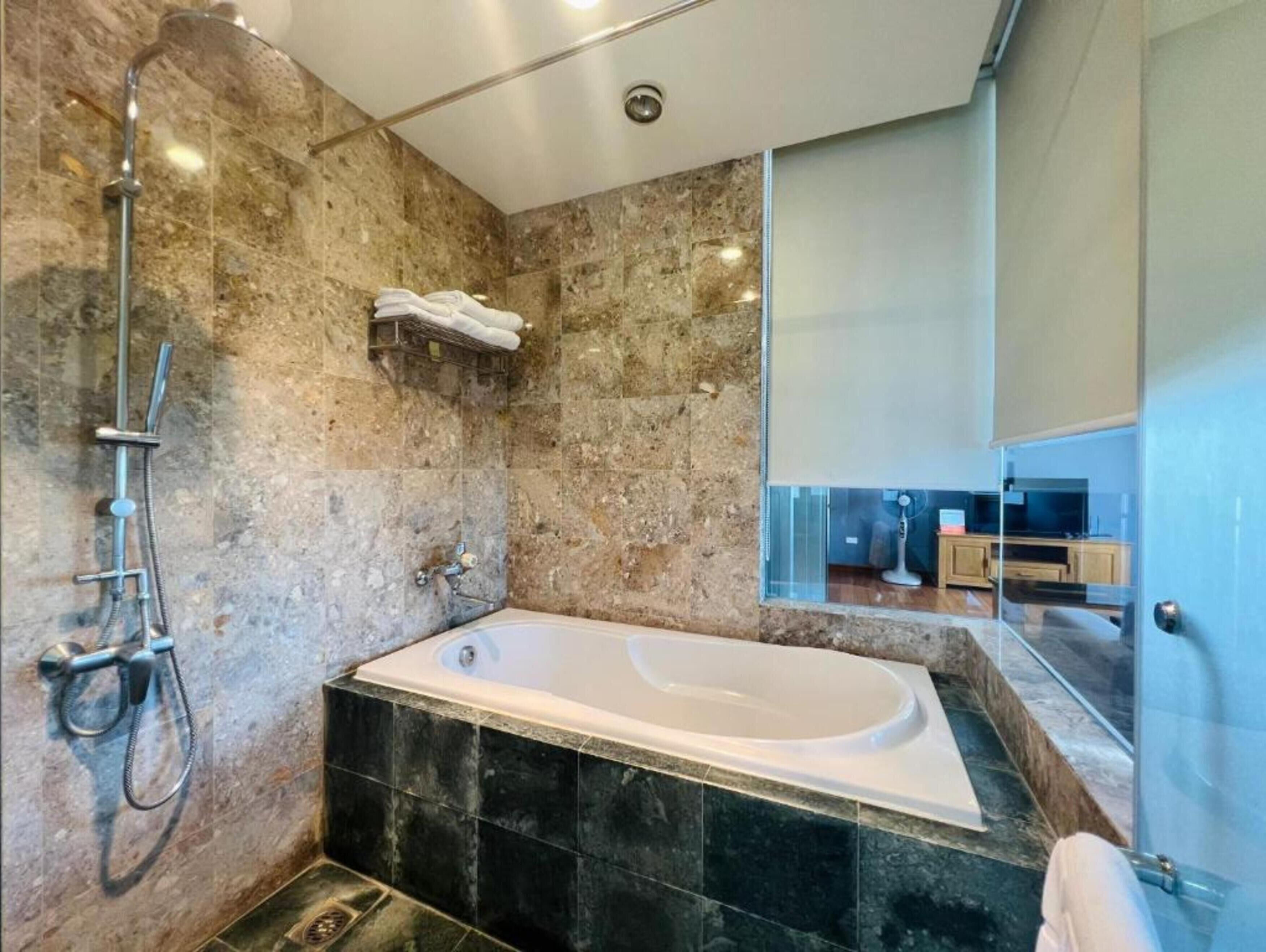 Quarto casal standard | Banheiro | Banheira e chuveiro separados, ducha de hidromassagem