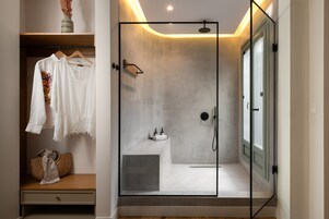 Quarto casal superior | Banheiro | Secador de cabelo, toalhas de banho