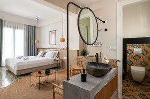 Quarto Duplo Superior | Minibar, cofre com capacidade para portátil, cortinas/cortinados opacos