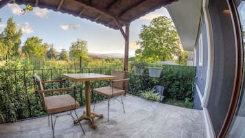 Quarto Design, 1 cama queen-size, fumadores, vista para o jardim | Terraço/pátio interior