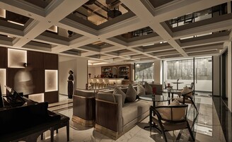 Uma sala ampla com um piano, sofás e um espaço para bar.