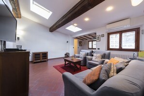 Apartamento Comfort | Sala de estar | Televisor 