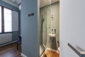 Apartamento Comfort | Casa de banho | Um secador de cabelo, um bidé, champô 