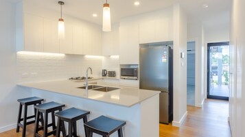 Um frigorífico/congelador grande, um micro-ondas, um forno 