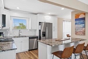 Apartamento | Cozinha privada | Um frigorífico/congelador grande, um micro-ondas, um forno 