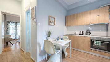 Apartamento Cidade | Cozinha privada | Um frigorífico/congelador grande, um forno, uma placa de cozinha