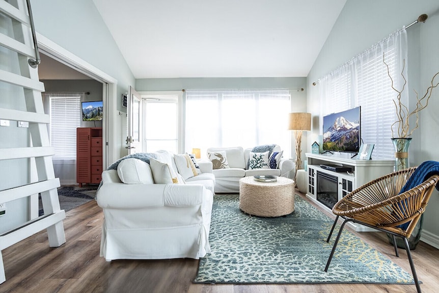 Beautiful & Light Across From Beach & Sunsets - Custer, WA