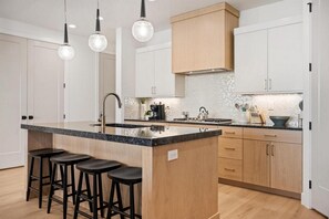 Casa, 4 quartos | Cozinha privada | Um forno