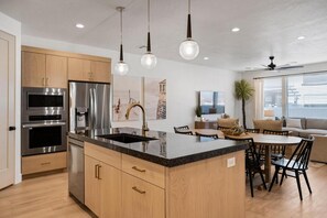 Casa, 4 quartos | Cozinha privada | Um forno
