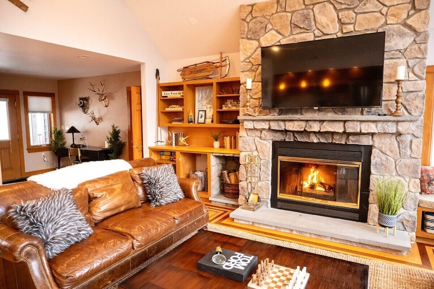 Huge 7br Mountain Lodge | Hot Tub, Fire Pit & Putting Green - Loon Mountain, NH