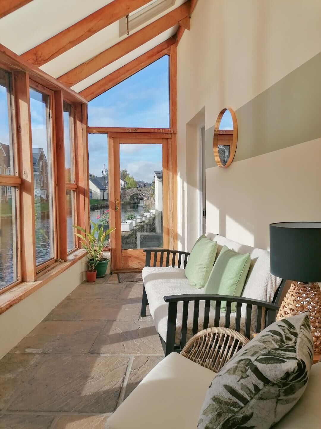 Beautiful Waterfront Cottage With Stunning Views - Brecon