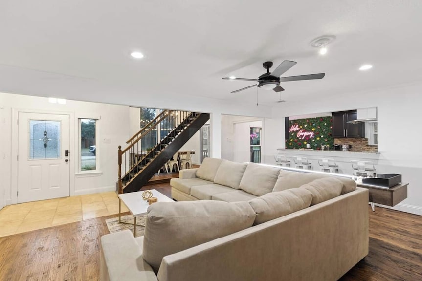 Resort-style Pool House With Hot Tub And Game Room - Dallas, TX