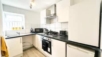 Apartamento | Cozinha privada | Geladeira grande, micro-ondas, chaleira elétrica, torradeira