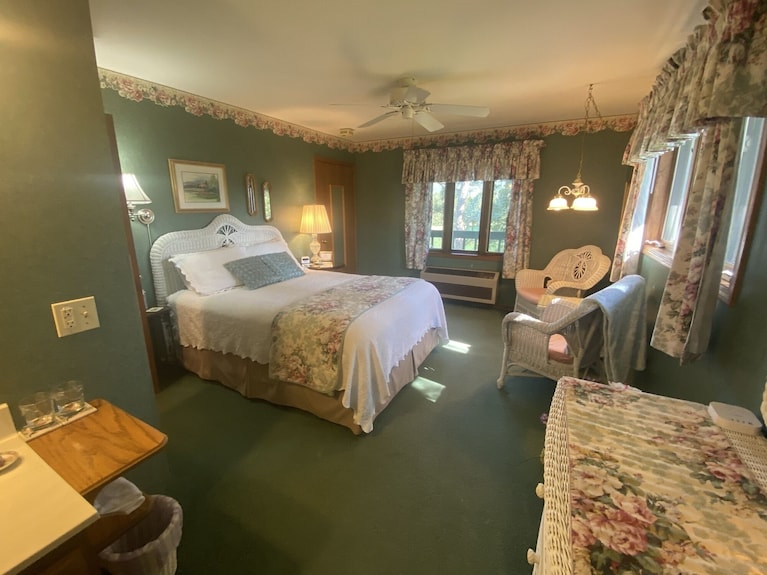 Wicker Room Near Devils Lake And Wisconsin Dells - Mississippi