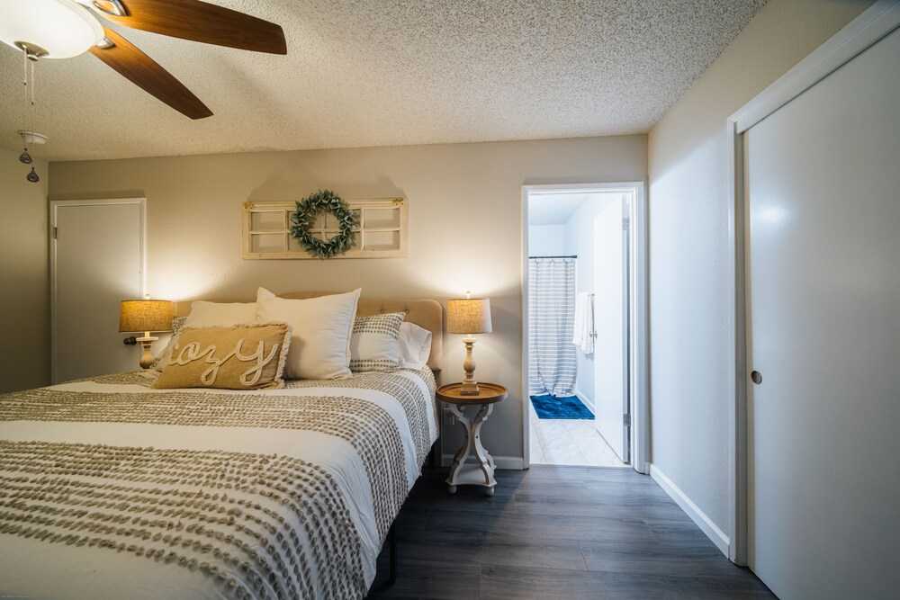 The Farmhouse Townhouse in N. Merced w/fireplace - Merced | Vrbo