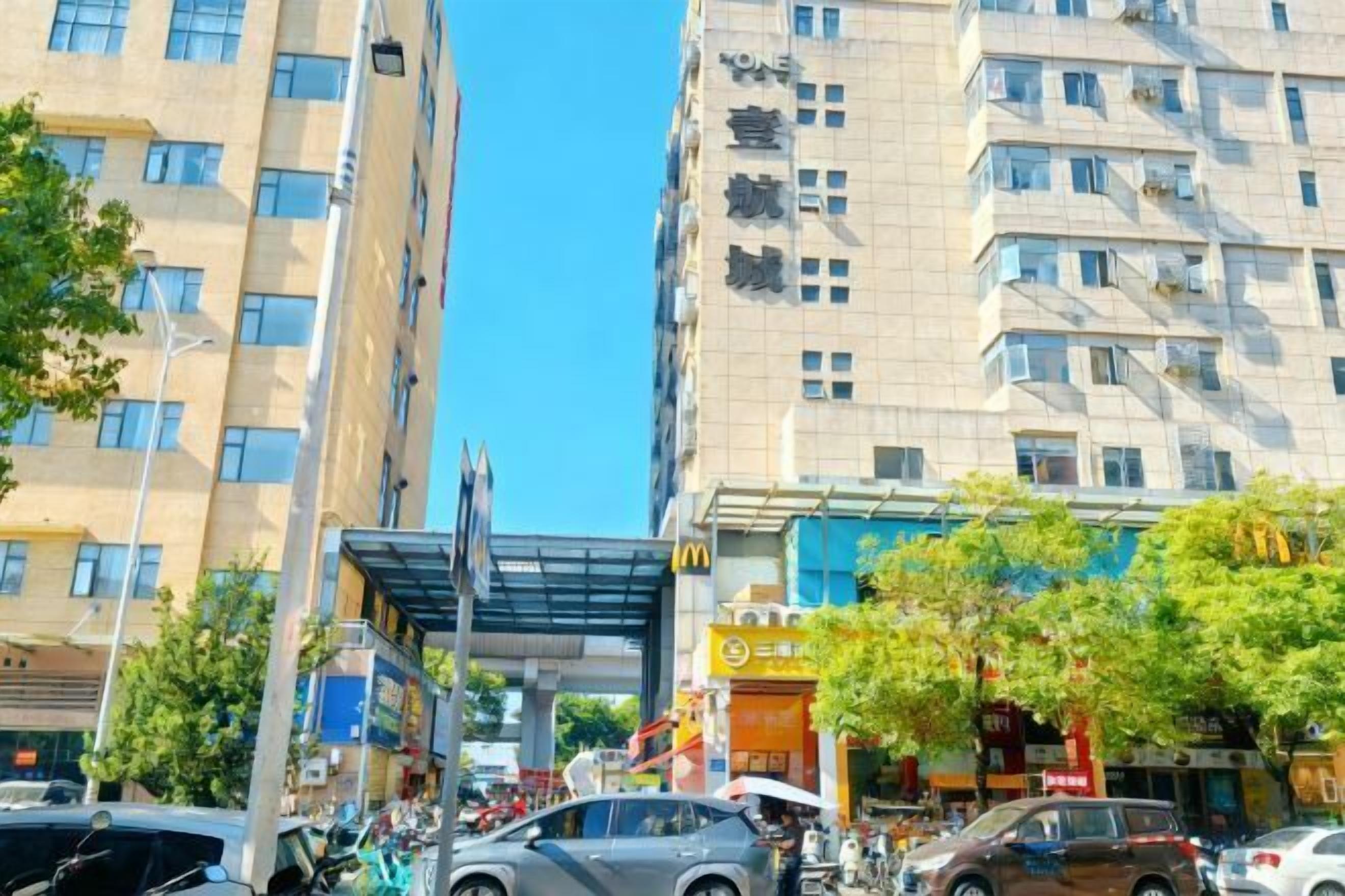 Um edifício com vários andares e design arquitetônico moderno, combinando espaços residenciais e comerciais.